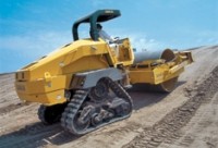 Powerful compactor for steep slope applications