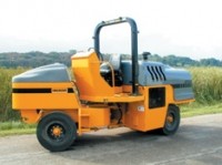 Articulated frame pneumatic tire roller