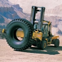 New safety device for changing massive tires