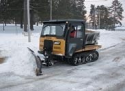 Rubber-tracked snow clearer