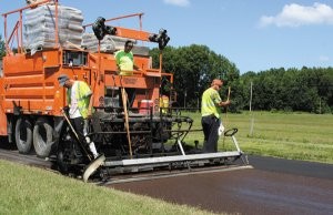 Continuous paver electronically simplifies slurry seal and micro surfacing
