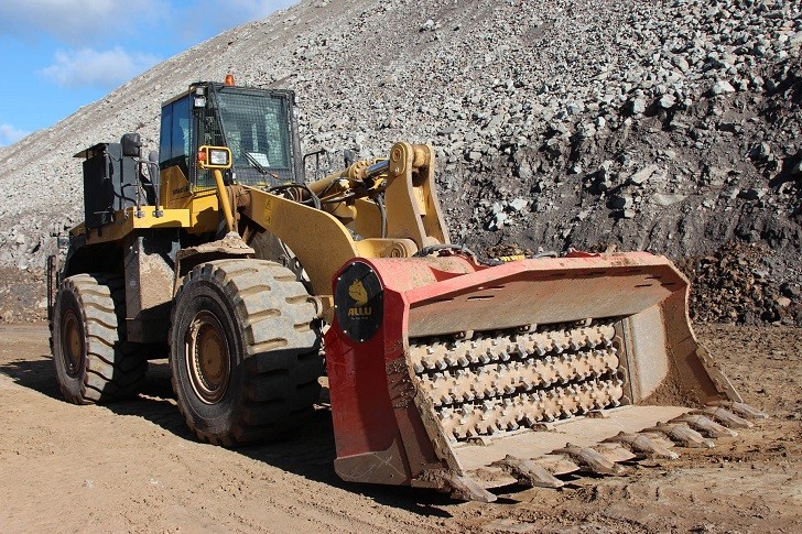 Large Screener Crusher Attachment Turns Loaders And Excavators Into ...