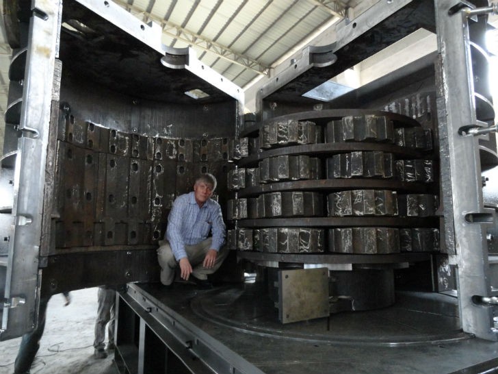 Two-shaft shear shredders use quick-change blades