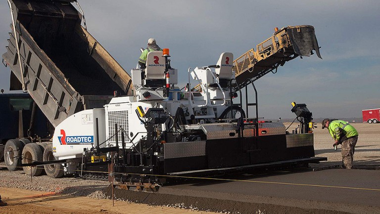 Roadtec RP-2505 Asphalt Pavers | Heavy Equipment Guide