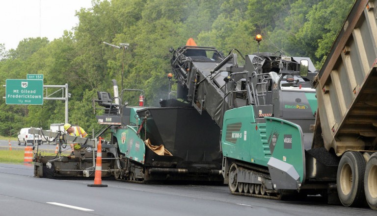 The MT 3000-2i Material Transfer Vehicle from Vögele Debuts in North ...