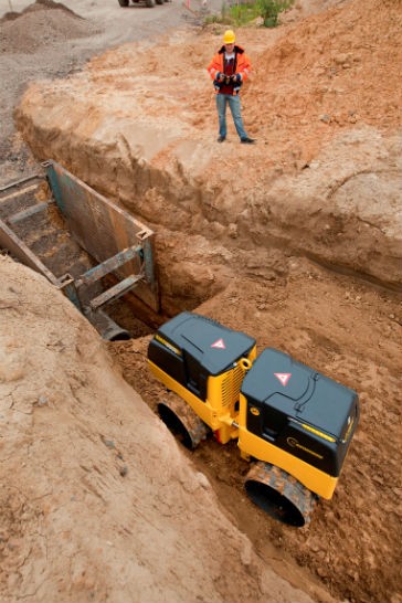 Articulated BOMAG BMP8500 multi-purpose compactor delivers high ...