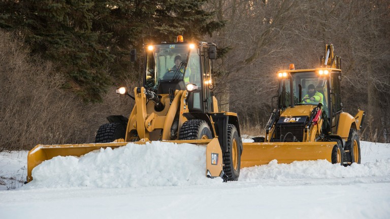 Straight Snow Push features durable design with rubber cutting edge