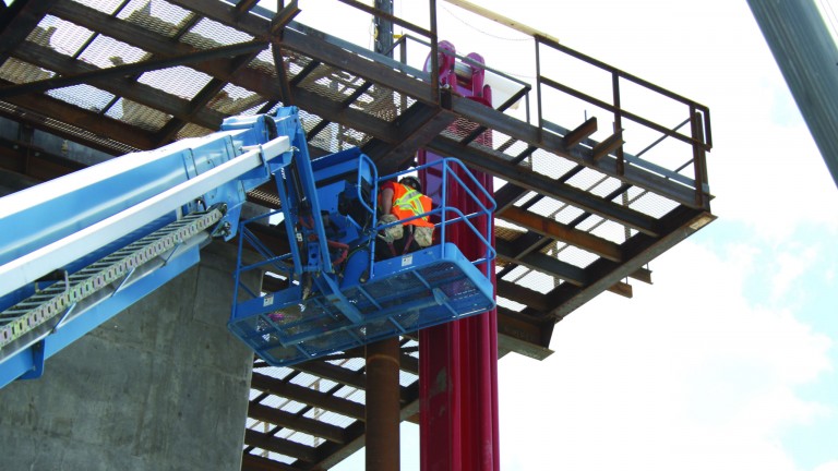 Lift Equipment Replacing the Champlain Bridge