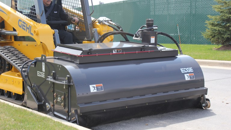 Pickup/hopper broom with dust abatement system