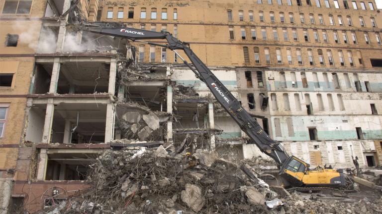 Tactical takedown: Volvo high reach excavator helps with giant downtown ...