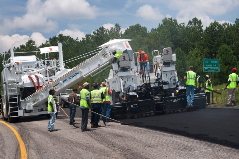 Roadtec SB-2500e/ex Material Transfer Vehicles | Heavy Equipment Guide