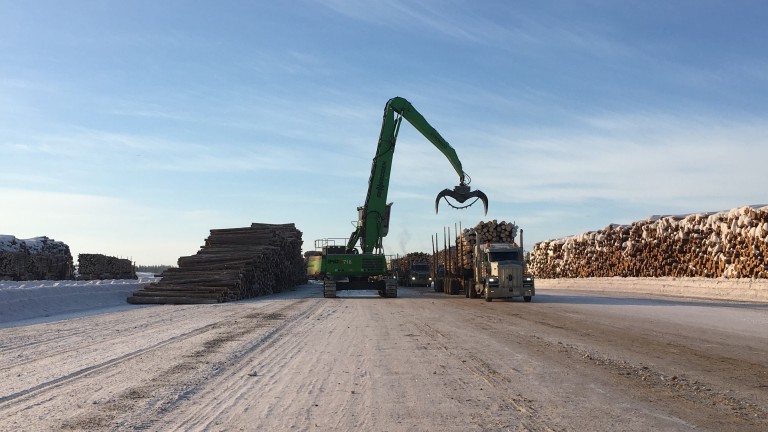 High level woodyard moving up with SENNEBOGEN 840 R-HD log-handlers