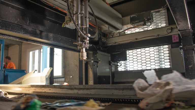 ZenRobotics Fast Picker to remove coloured PET bottle contaminants