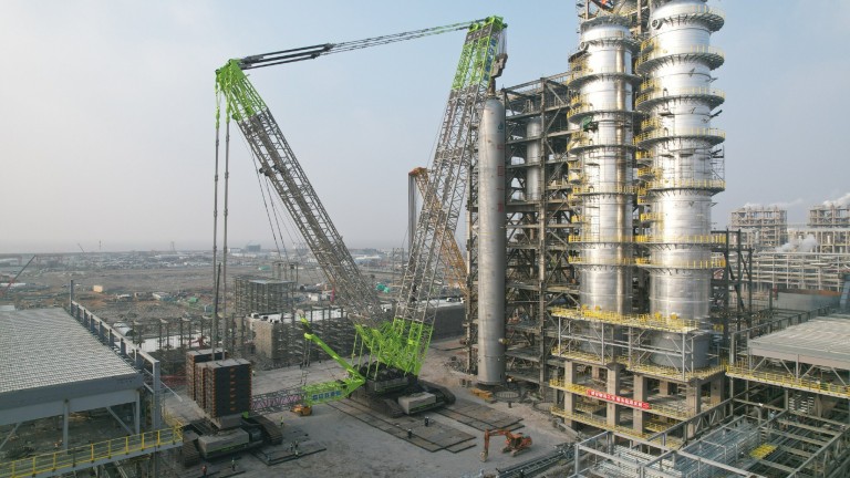 Zoomlion crawler crane lifts 3,037-ton slurry bed reactor 67.57 metres high