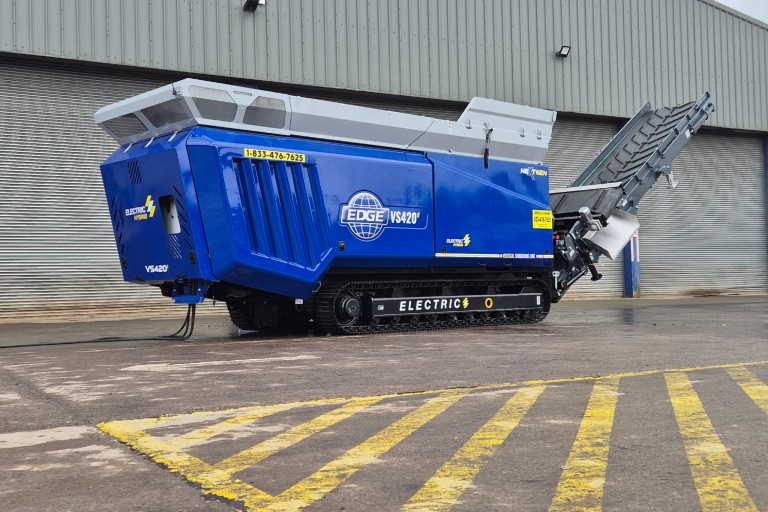 the VS420E waste shredder combines the mobility of a diesel-driven unit ...