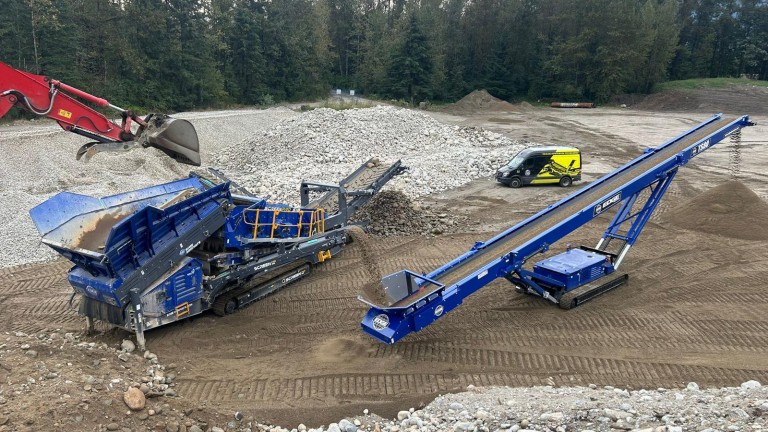 EDGE Innovate’s first track-mounted heavy-duty scalping screen