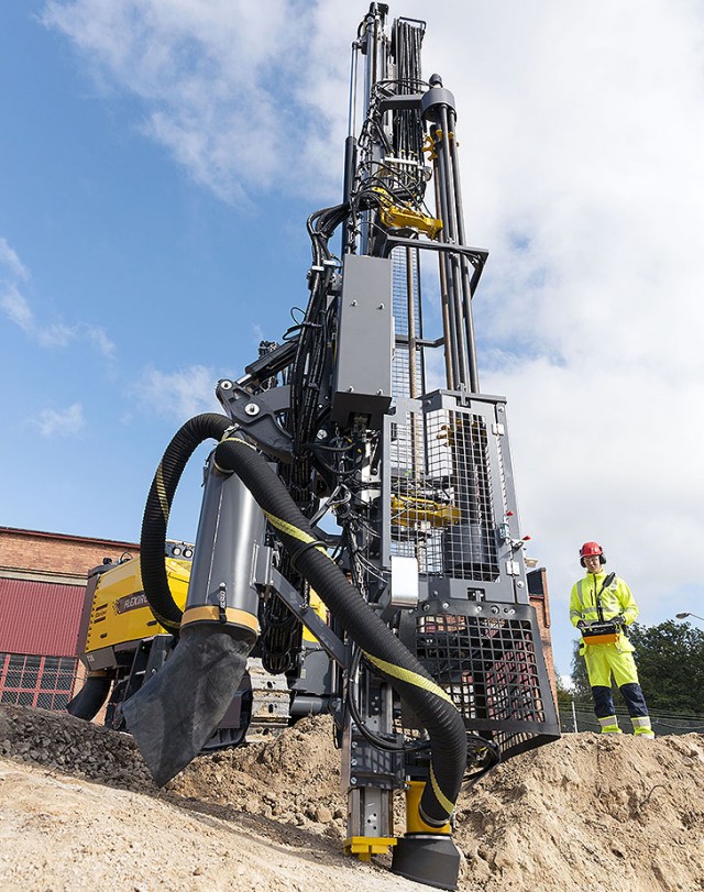 FlexiROC T30 R Drill Rigs | Heavy Equipment Guide